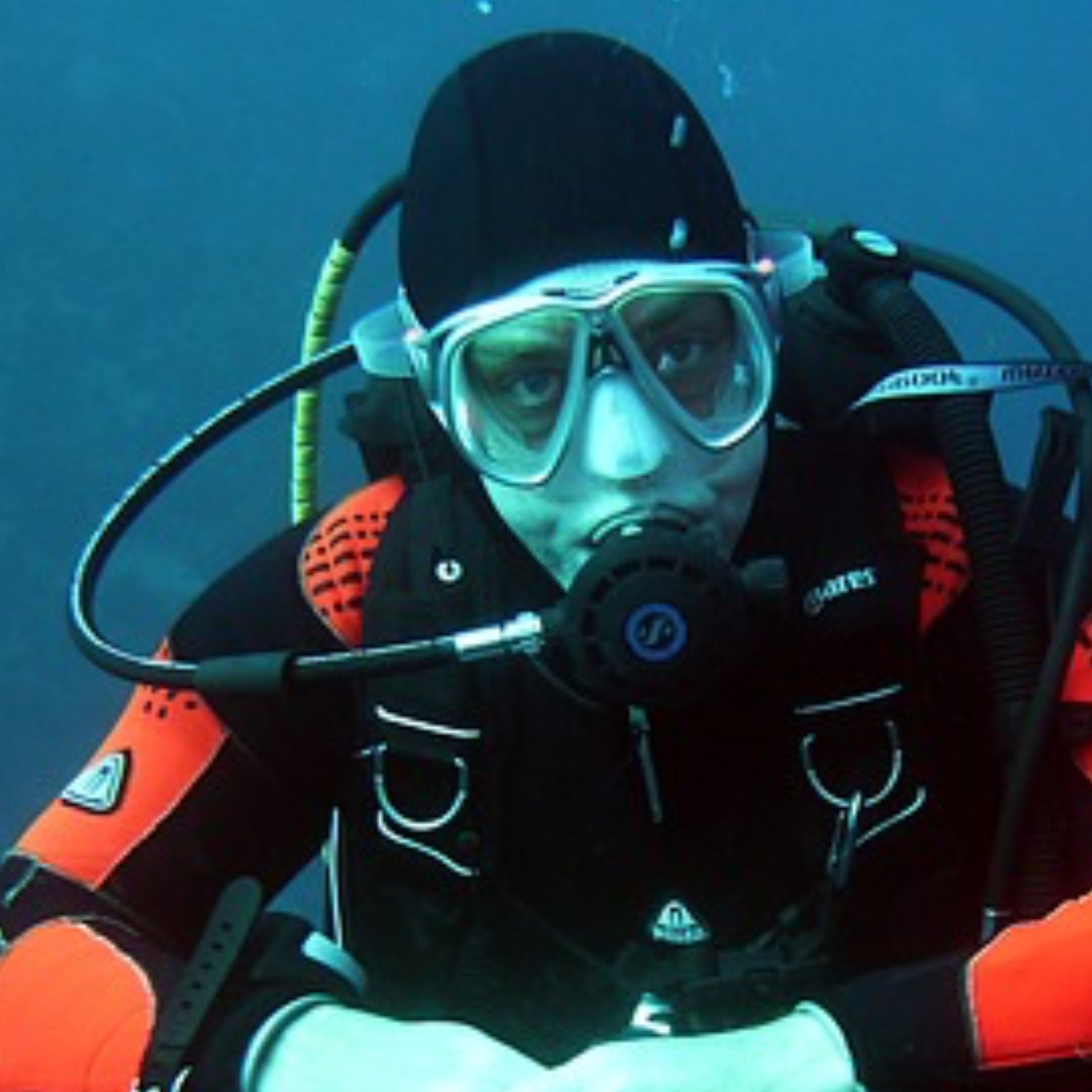 GLOVES – AQUA Store